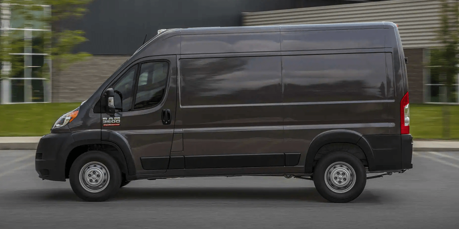 Amazon to buy "thousands" of electric vans from Stellantis - electrive.com