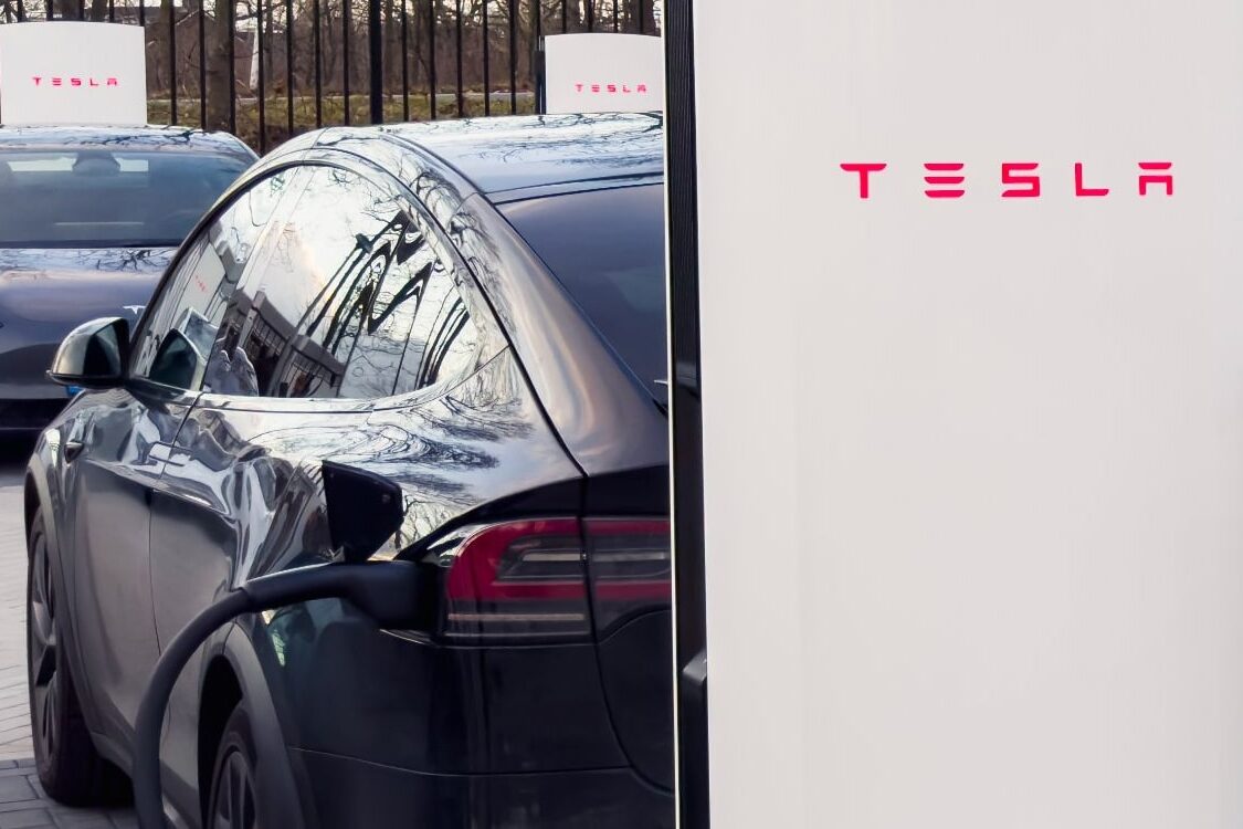 Tesla opens first V4 Supercharger in the UK - with display and credit ...
