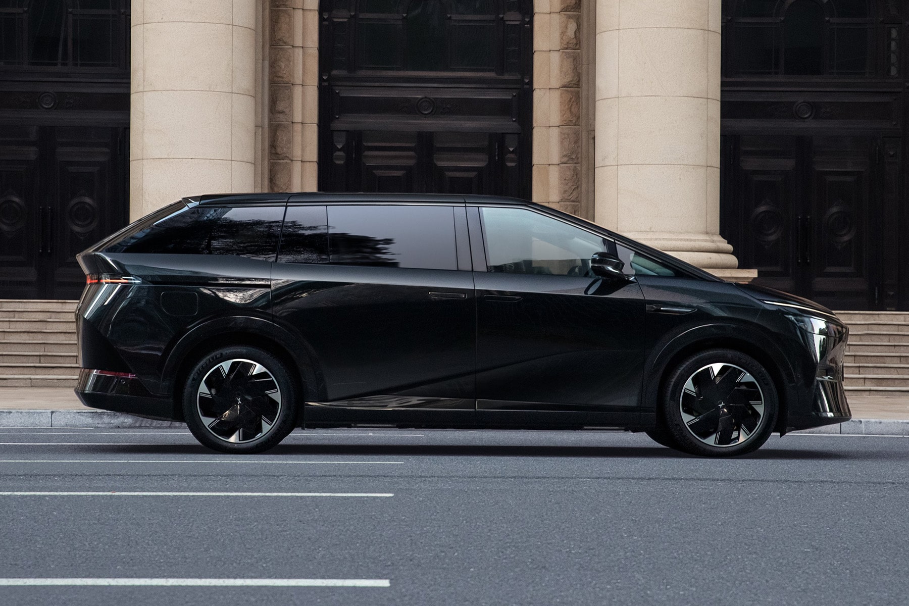 Xpeng launches deliveries of the X9 electric van in China - electrive.com