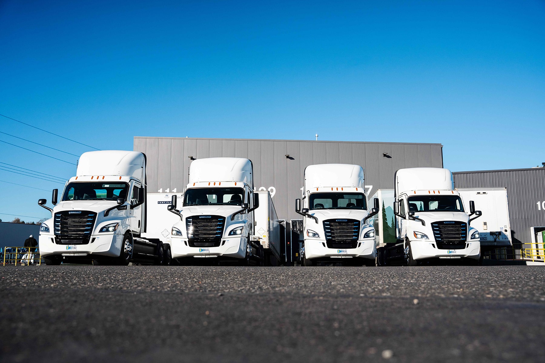 Freightliner finds new client as Estes purchases 12 eCascadia ...