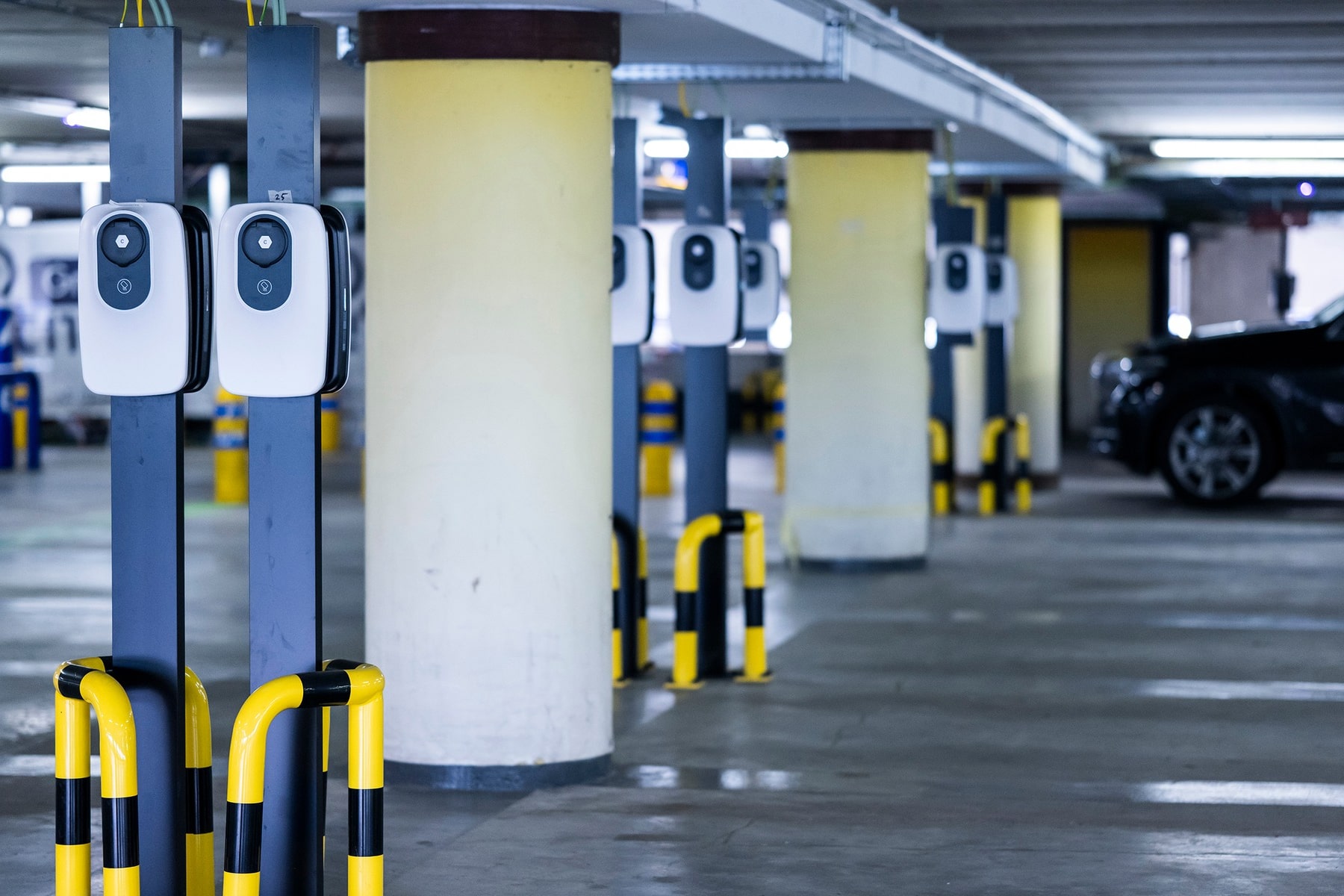 Interparking adds 700 charging points to car parks at Brussels Airport ...