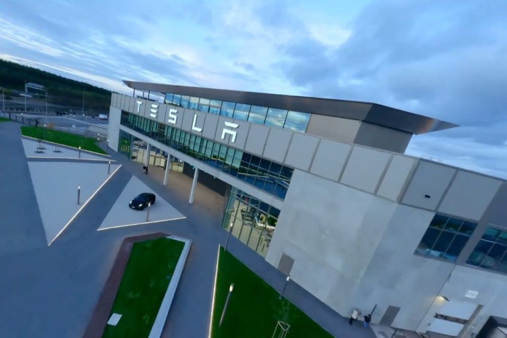 Tesla to finally electrify shuttle train service to Brandenburg factory ...