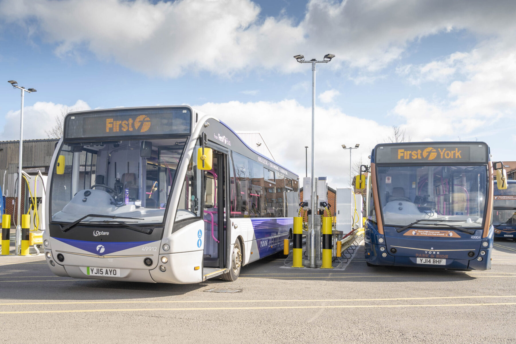 Equipmake delivers 12 retrofitted buses to York - electrive.com