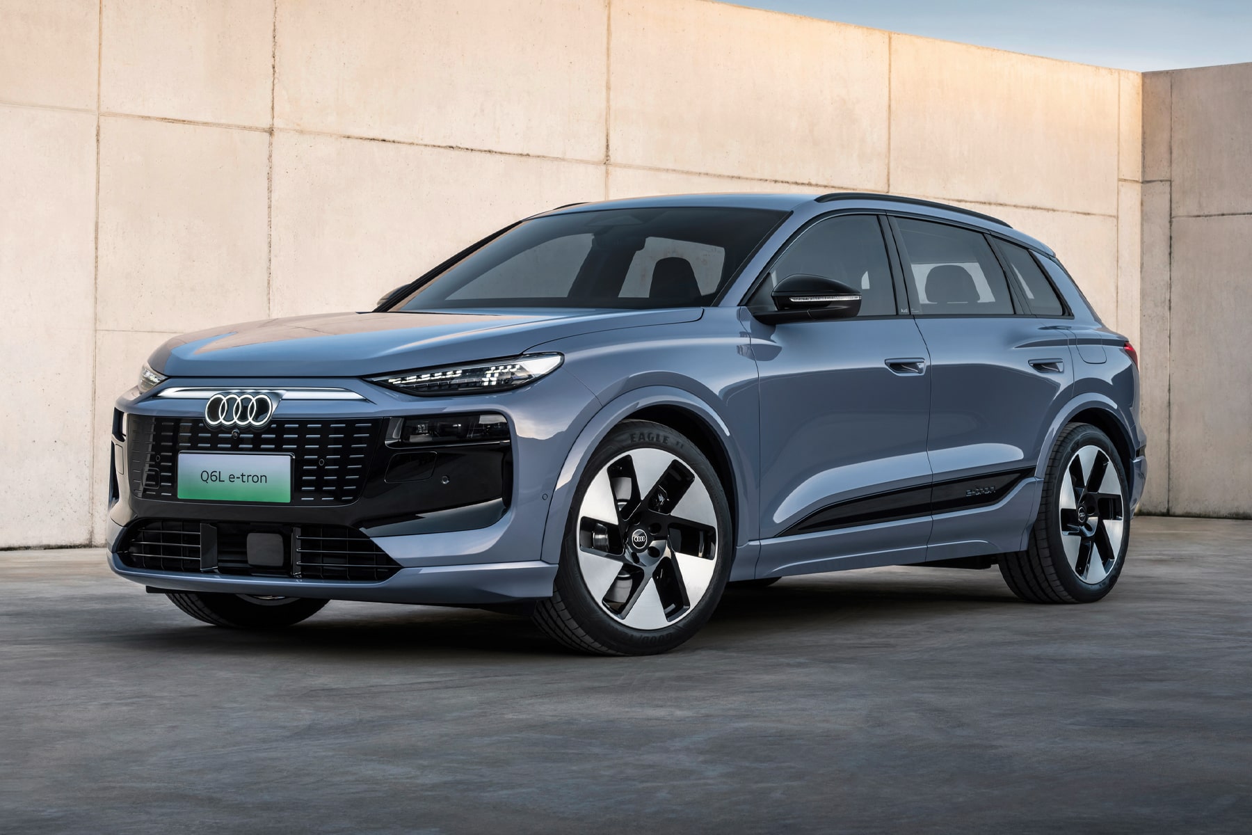Audi presents long-wheelbase version of the Q6 e-tron for China ...