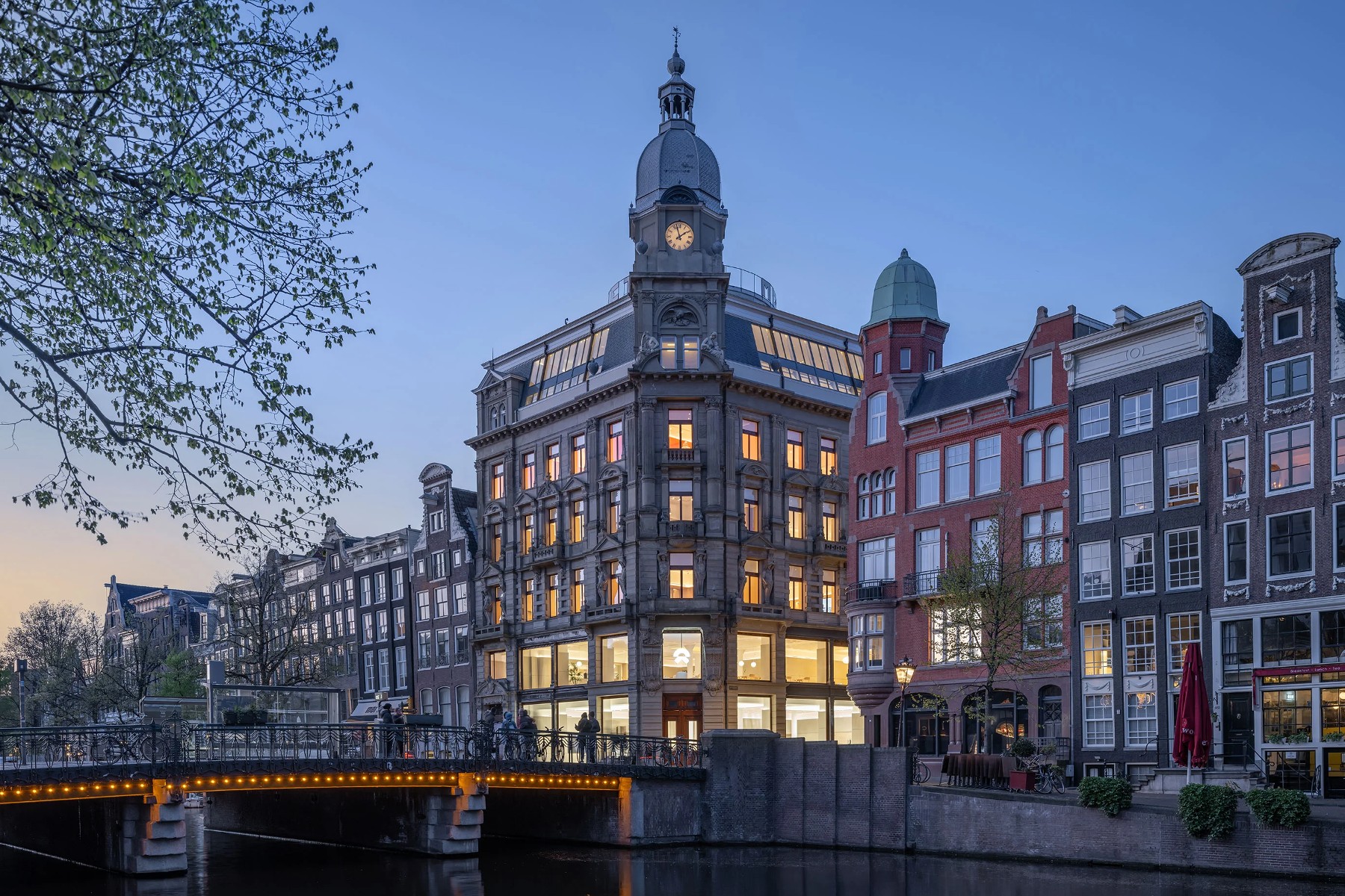 Nio opens "Nio House" in Amsterdam - electrive.com