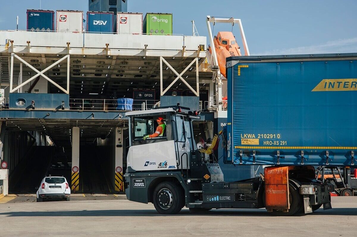 MOL starts testing electric port tractor in Ghent - electrive.com