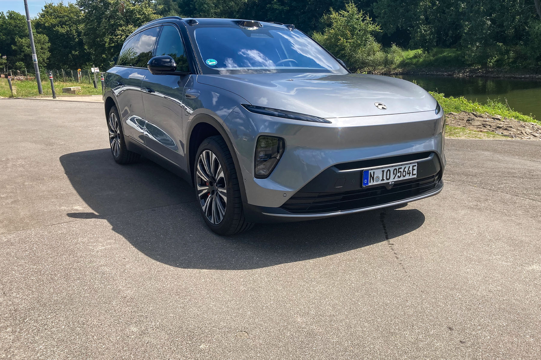 First drive in the Nio EL8: The slightly different luxury SUV ...