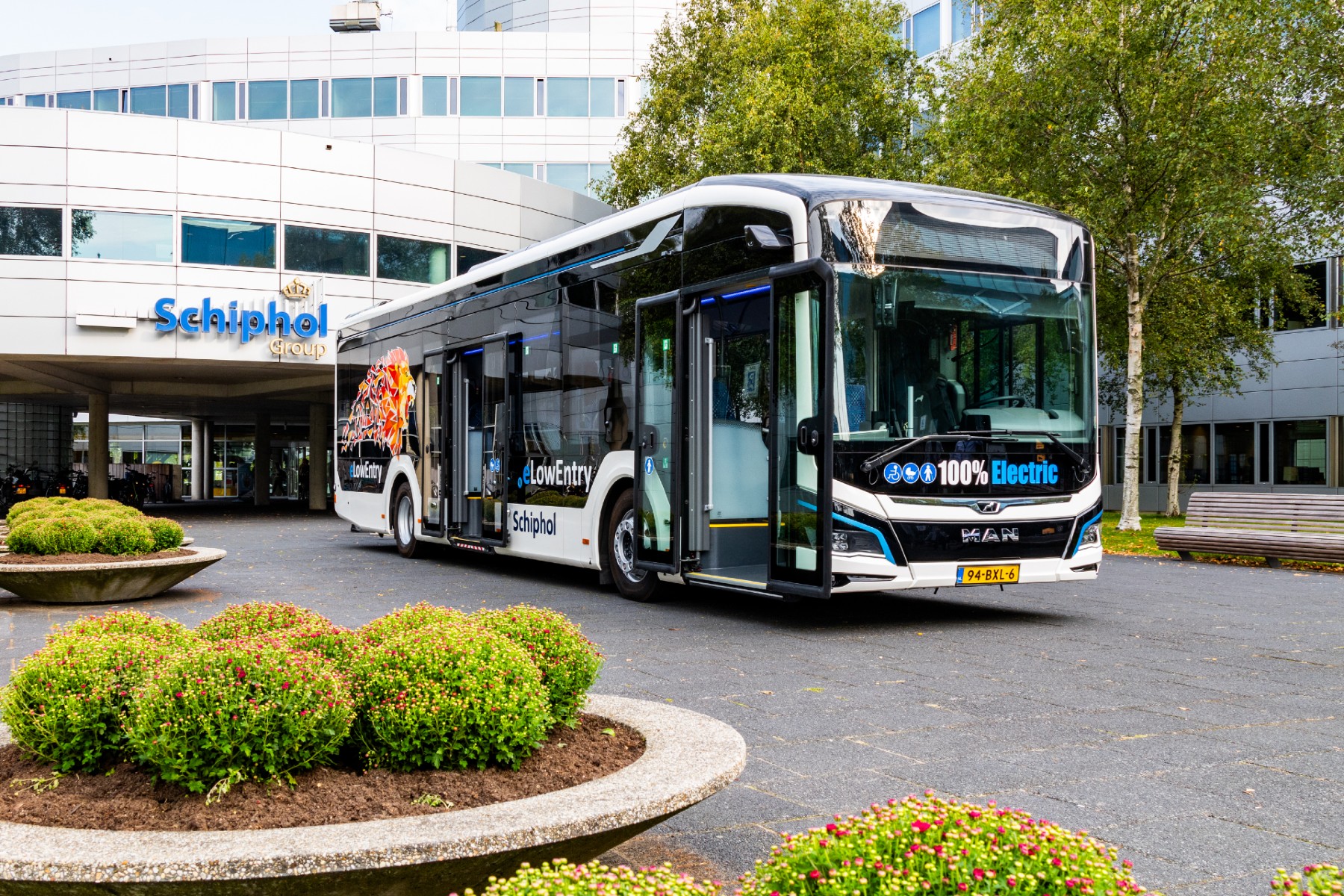 Schiphol Airport purchases 50 electric buses from MAN - electrive.com