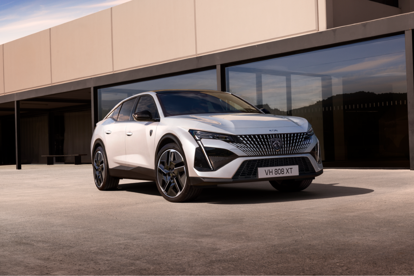 Peugeot unveils 157 kW e 408 crossover electrive