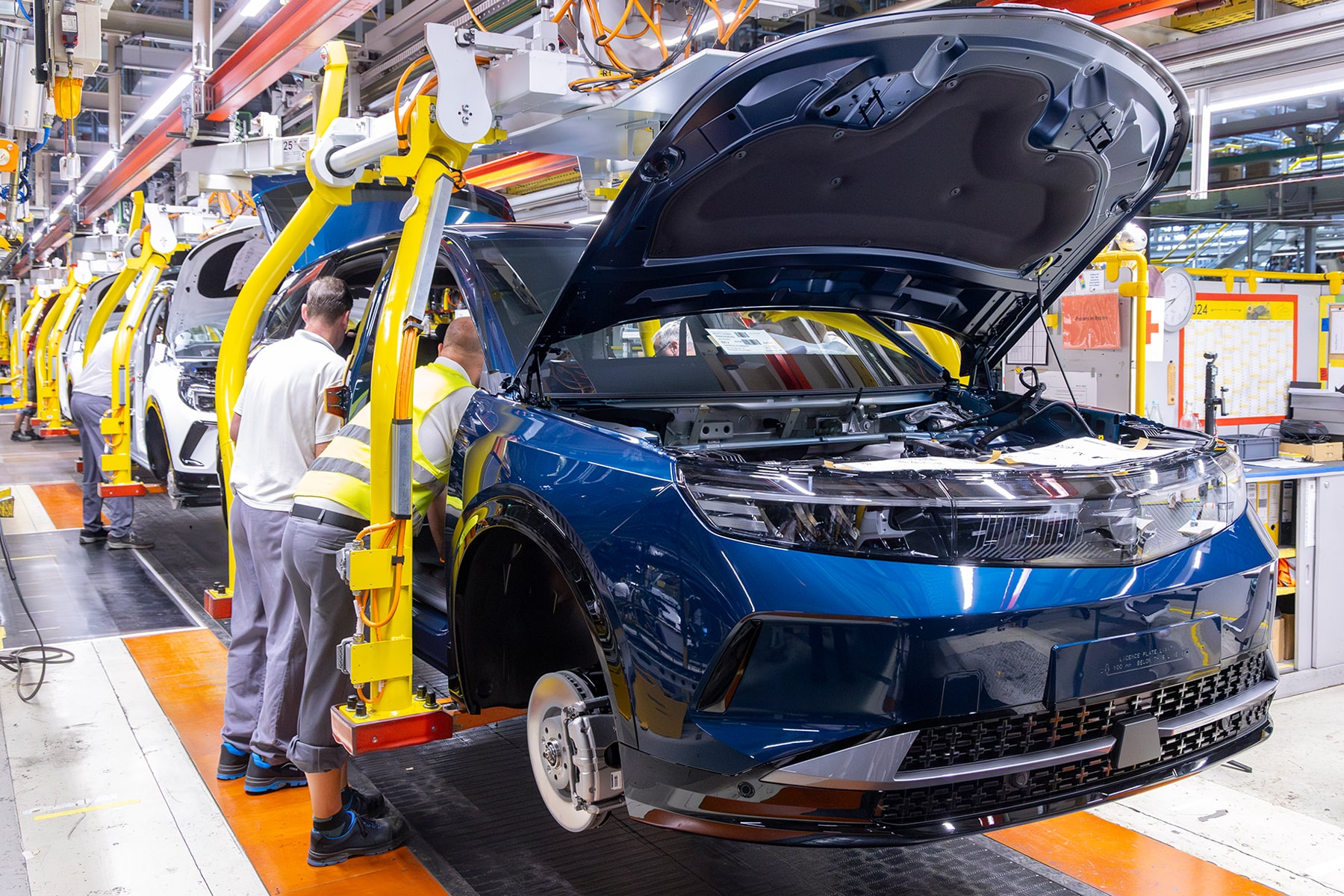 Stellantis pauses production at several European plants - electrive.com