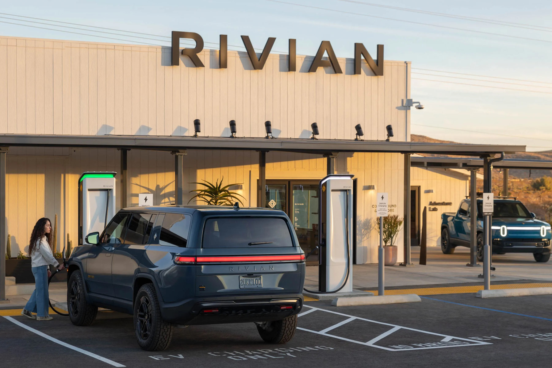 Rivian inicia el despliegue de NACS en su red de recarga de EE.UU. - electrive.com