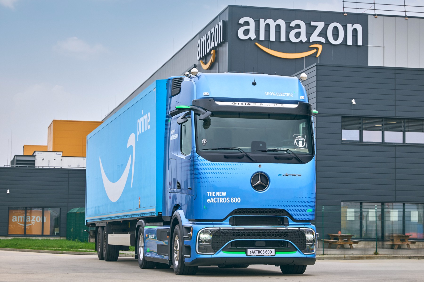 Amazon orders more than 200 electric Mercedes-Benz trucks - electrive.com