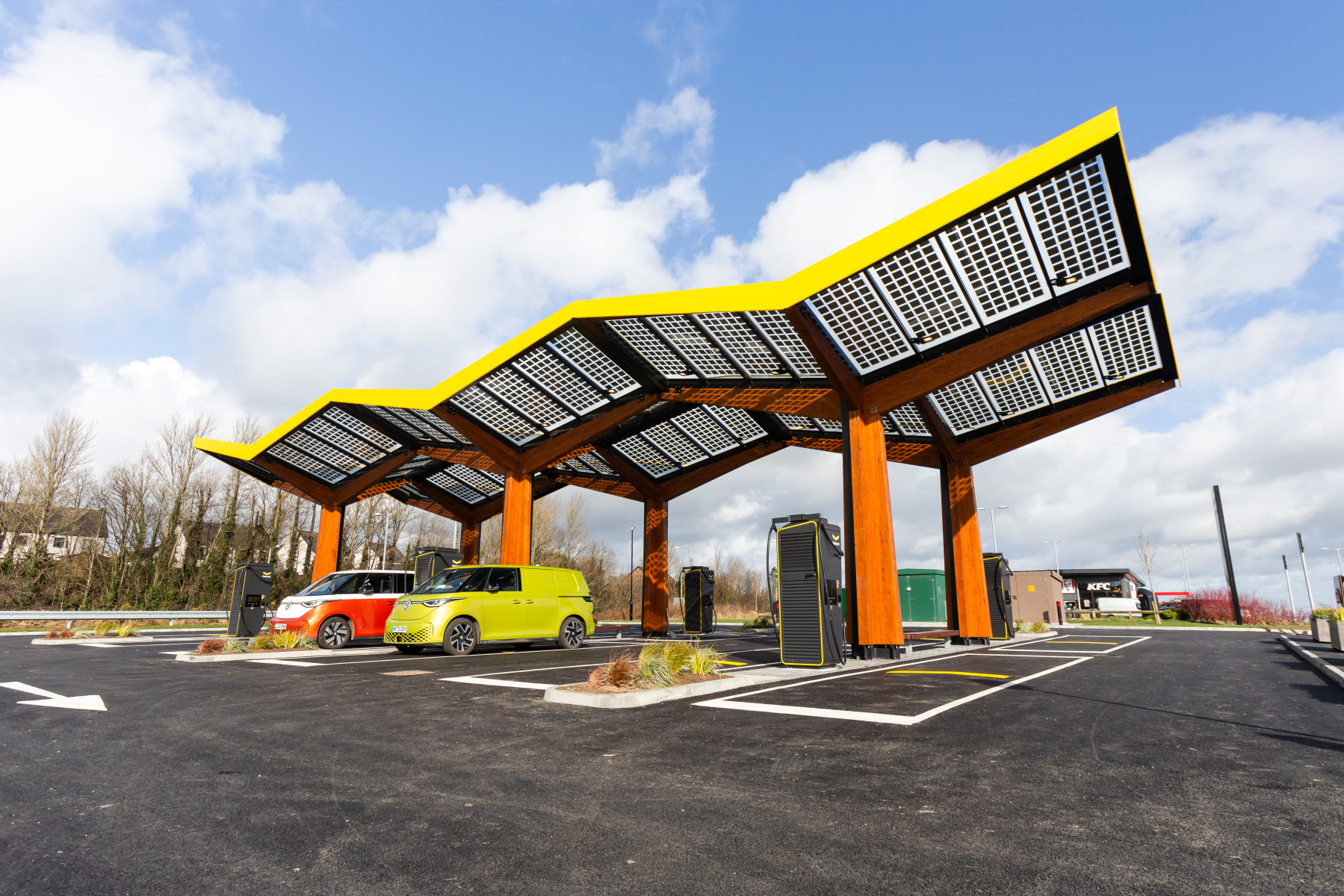 Fastned opens its largest fast-charging hub in the UK - electrive.com