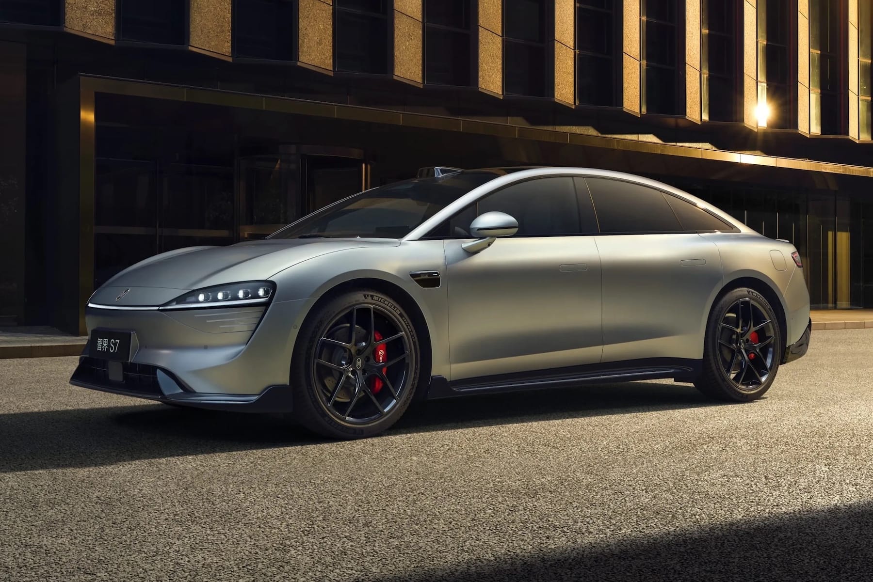 Luxeed launches updated versions of the R7 and S7 on the market - electrive.com