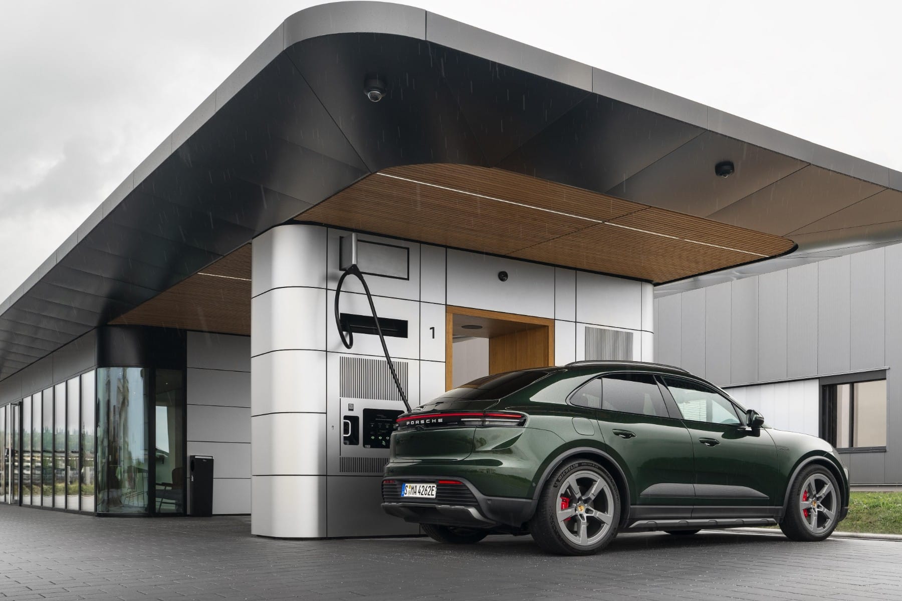 Porsche opens eighth Charging Lounge - electrive.com