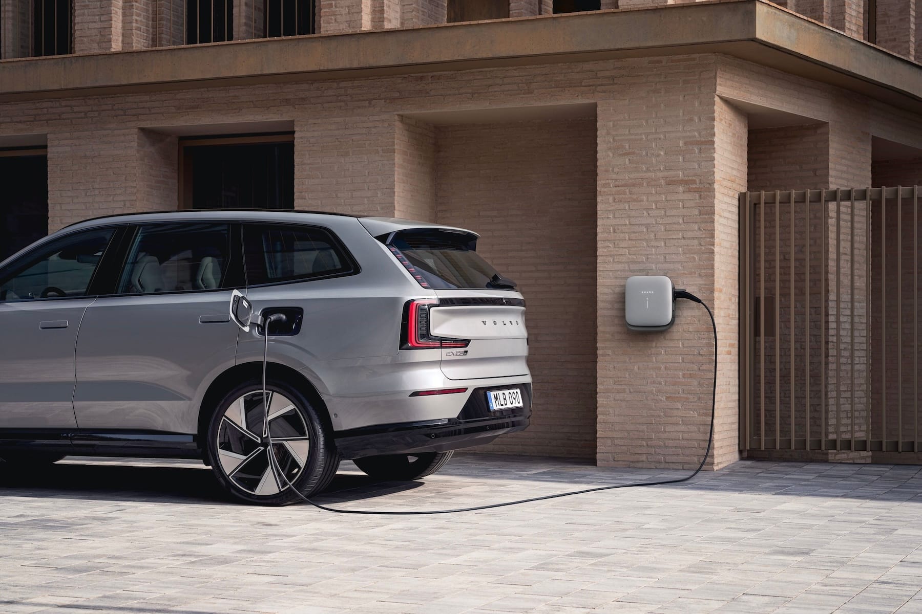 Model year 2026: Volvo EX90 gets 800-volt technology - electrive.com