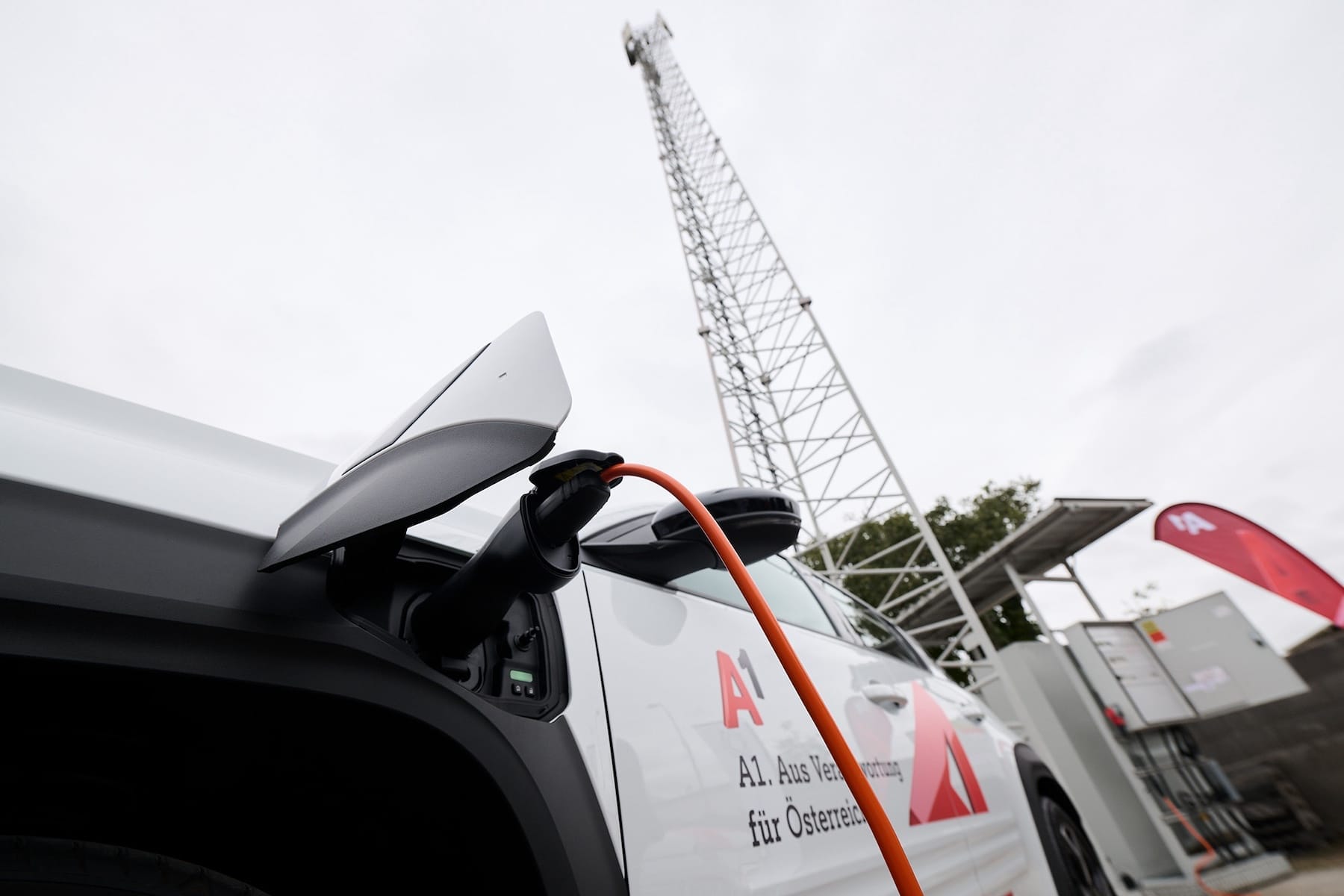 Renault and A1 test V2L for emergency power supply to mobile phone ...