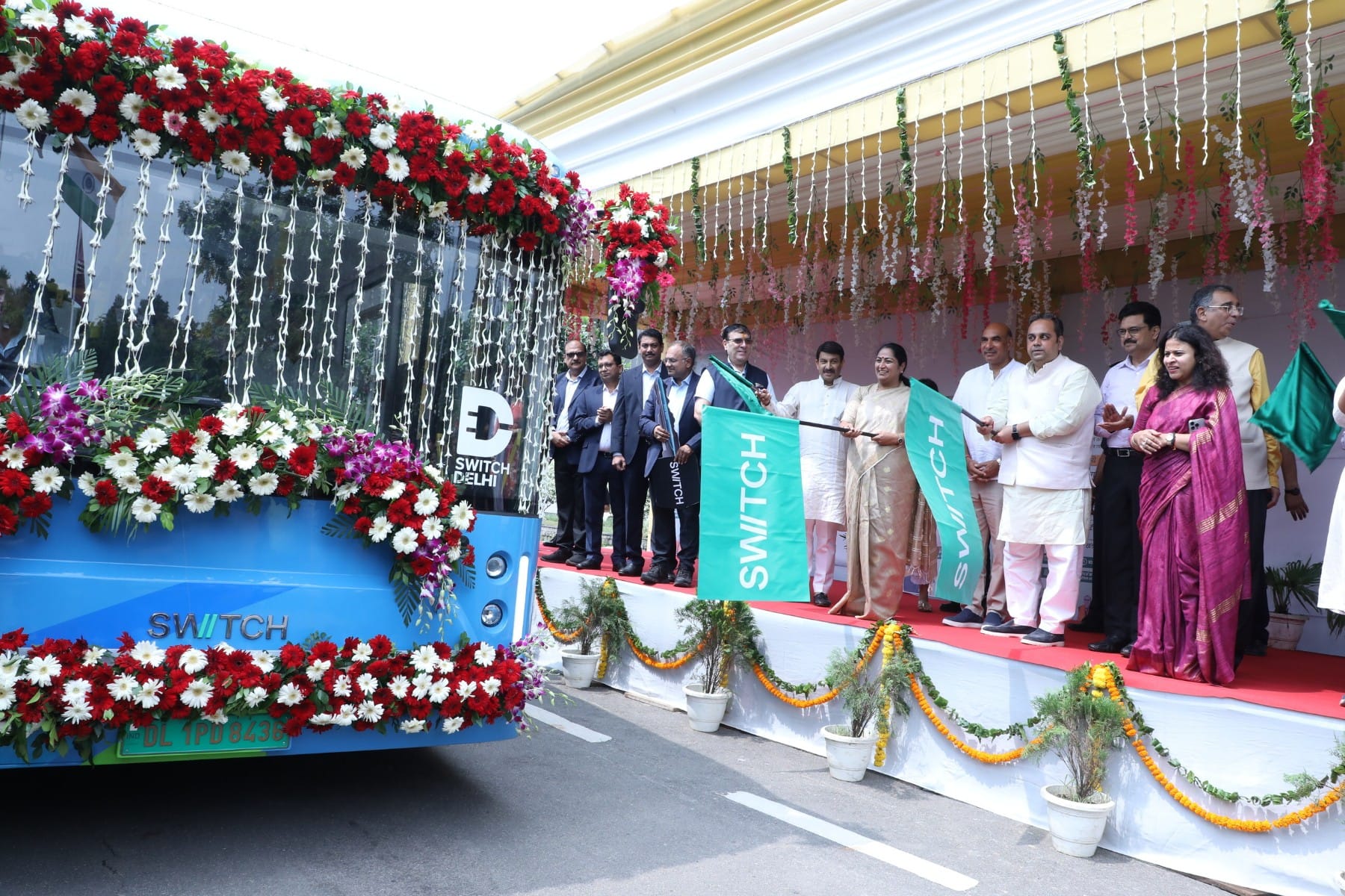Switch Mobility begins deliveries of EiV12 electric buses to Delhi ...