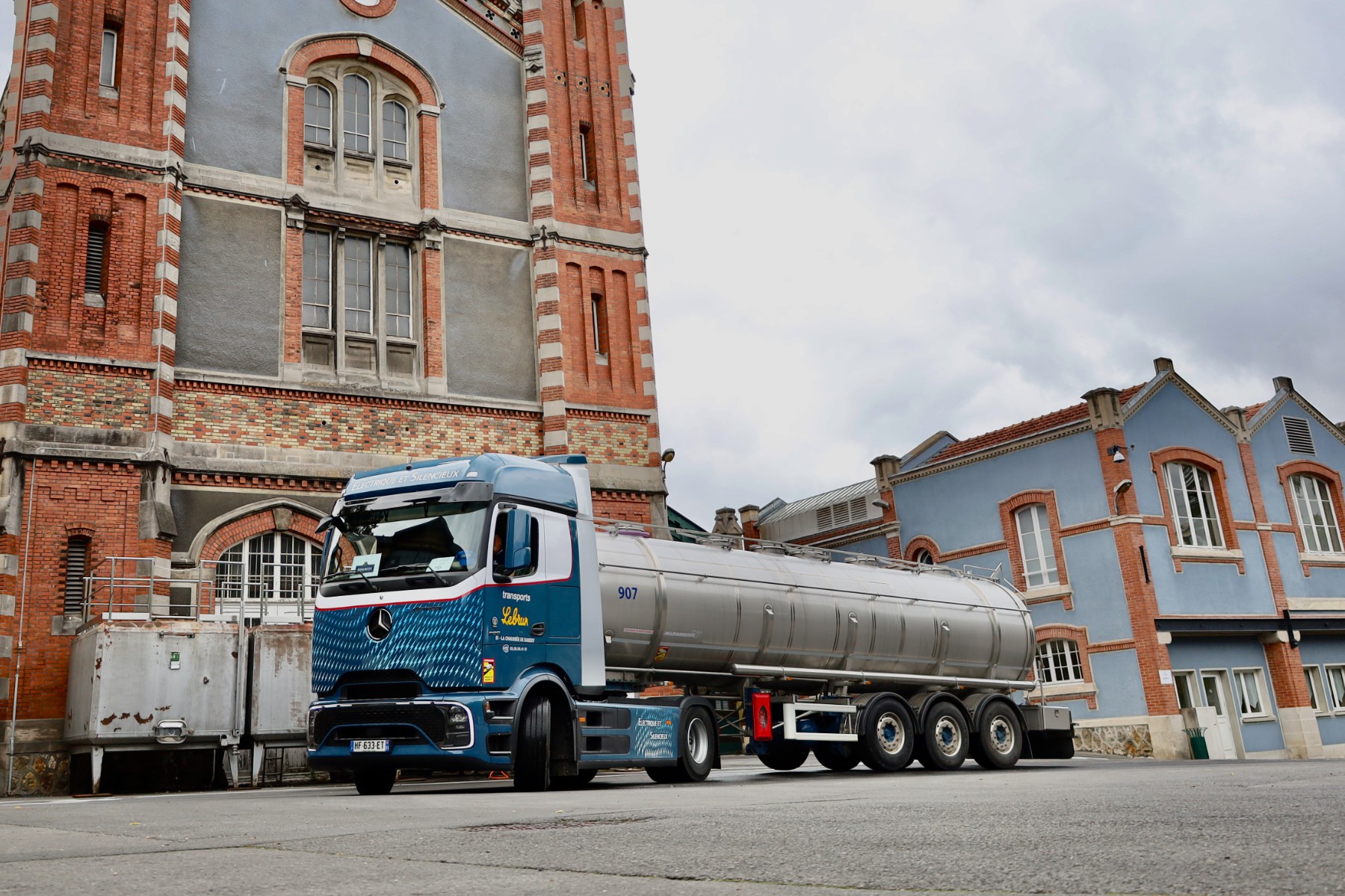 eActros 600 supports grape harvest logistics in Champagne - electrive.com