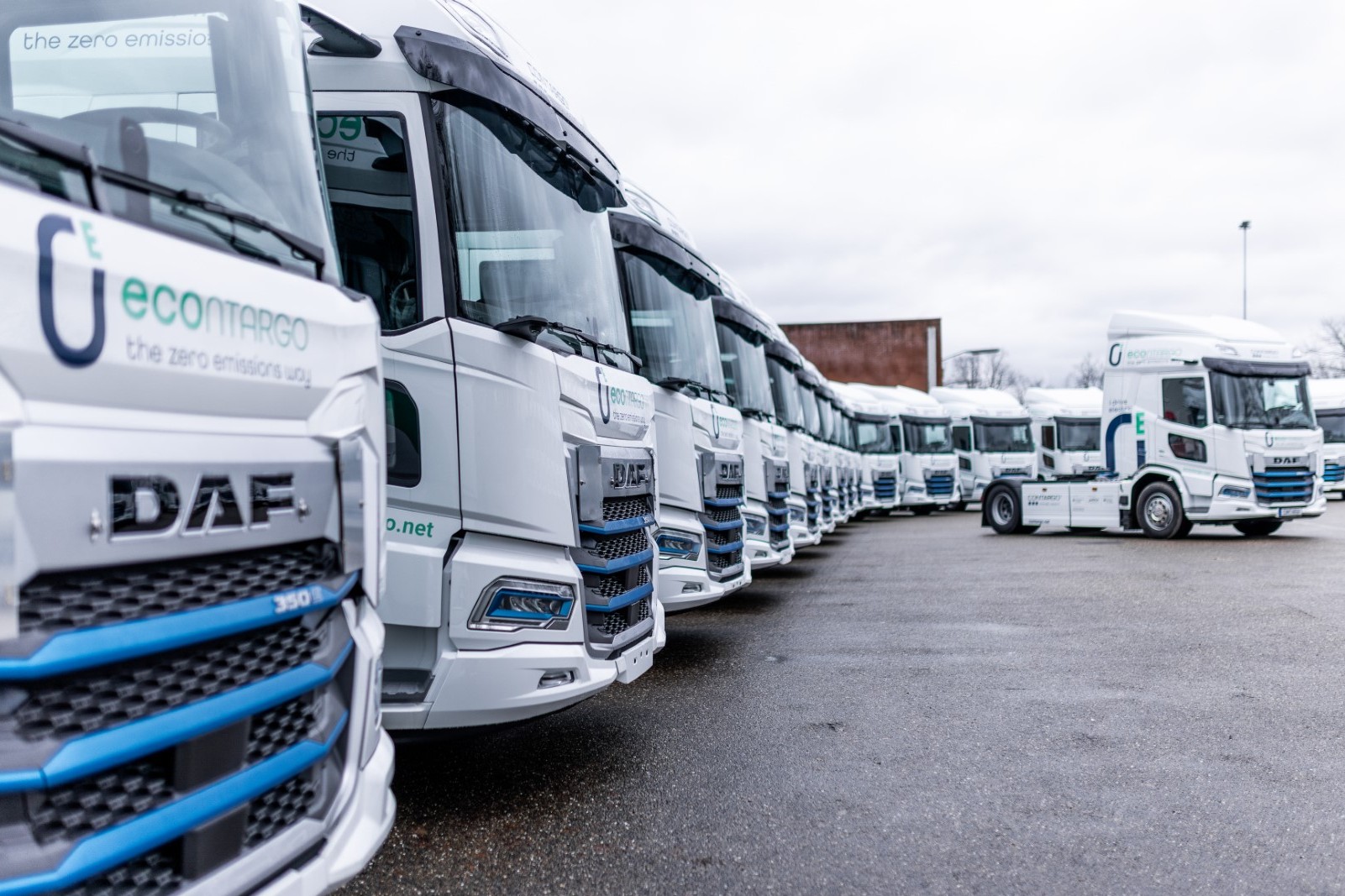 DAF hands over 33 XD Electric trucks to Contargo - electrive.com