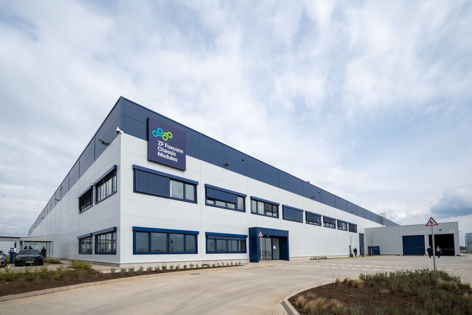 ZF Foxconn inaugurates plant in Hungary and manufactures e-axles for ...