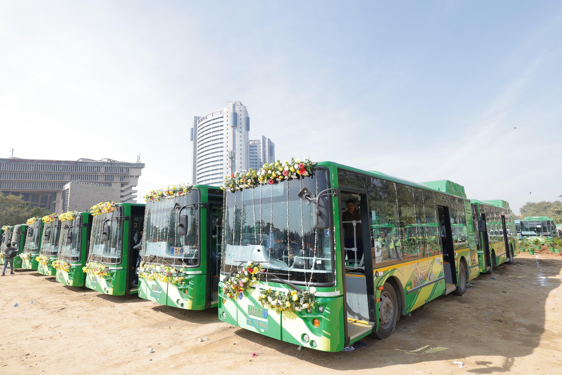 India: Delhi flags off a new batch of 500 electric buses - electrive.com