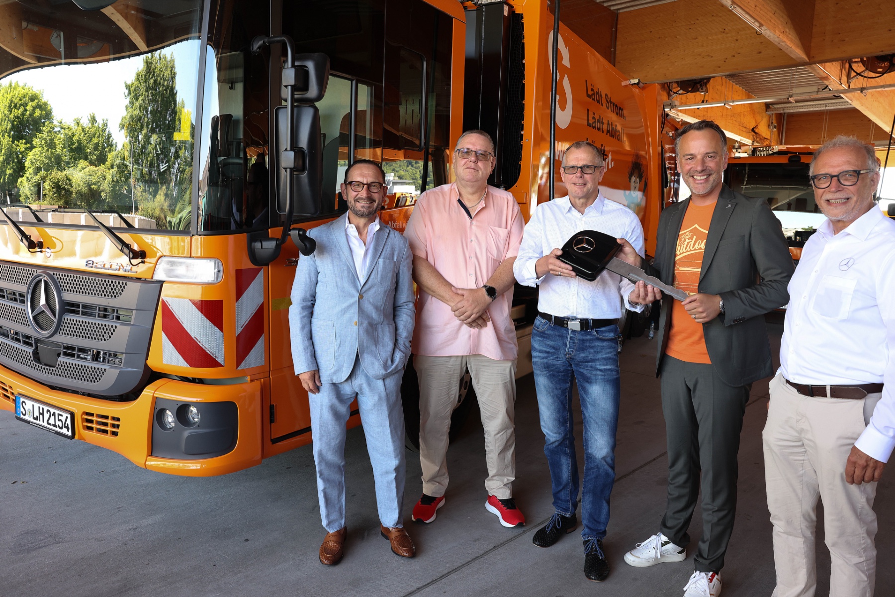 Stuttgart welcomes four electric bin lorries - electrive.com